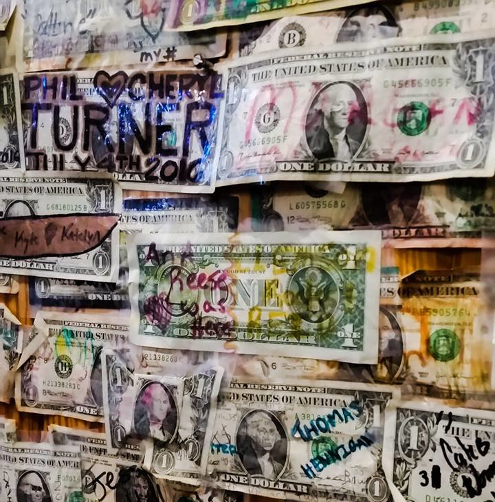 Banknotes are written on the wall in the restaurants to help the idled ...
